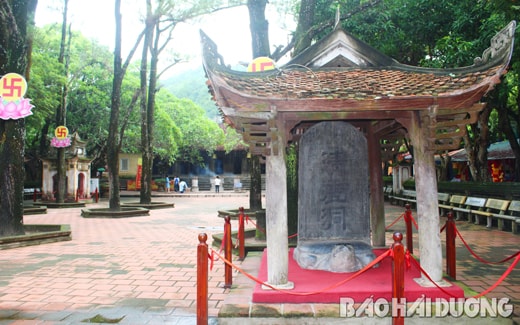 Tấm bia cổ có nét bút vua Trần