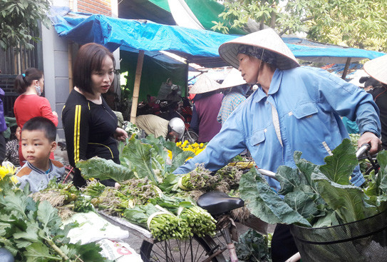 Thị trường thực phẩm sớm sôi động