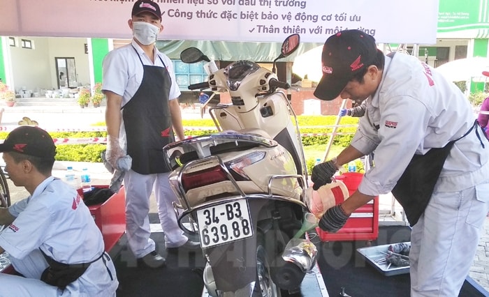 Honda Việt Nam thay dầu xe miễn phí cho khách hàng