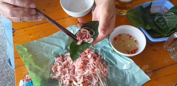 Nhà hàng vẫn cung cấp món nem lợn sống trong bão dịch bệnh