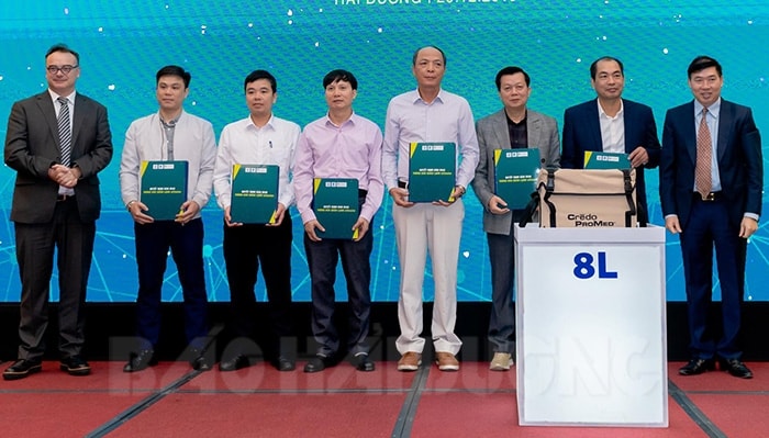 Tiếp nhận 242 thùng bảo quản lạnh vaccine eZCooler