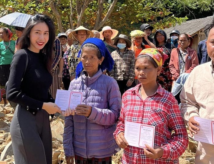 Singer Thuy Tien gives savings books to flood victims in Nghe An