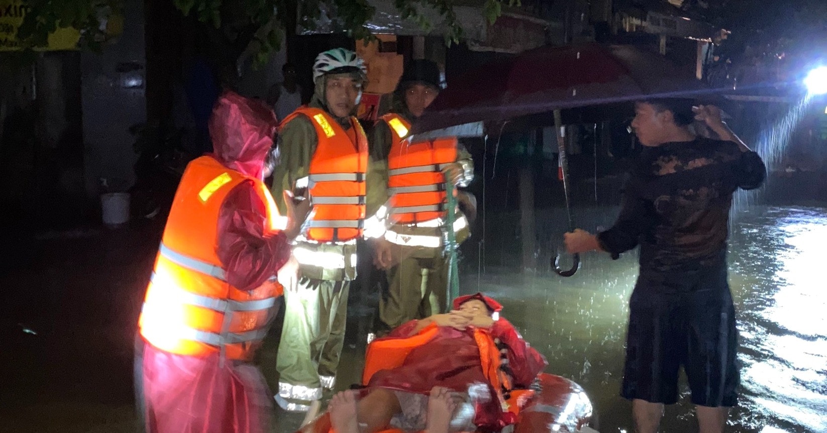 Đà Nẵng sơ tán 5.000 người dân ra khỏi vùng rốn lũ trong đêm