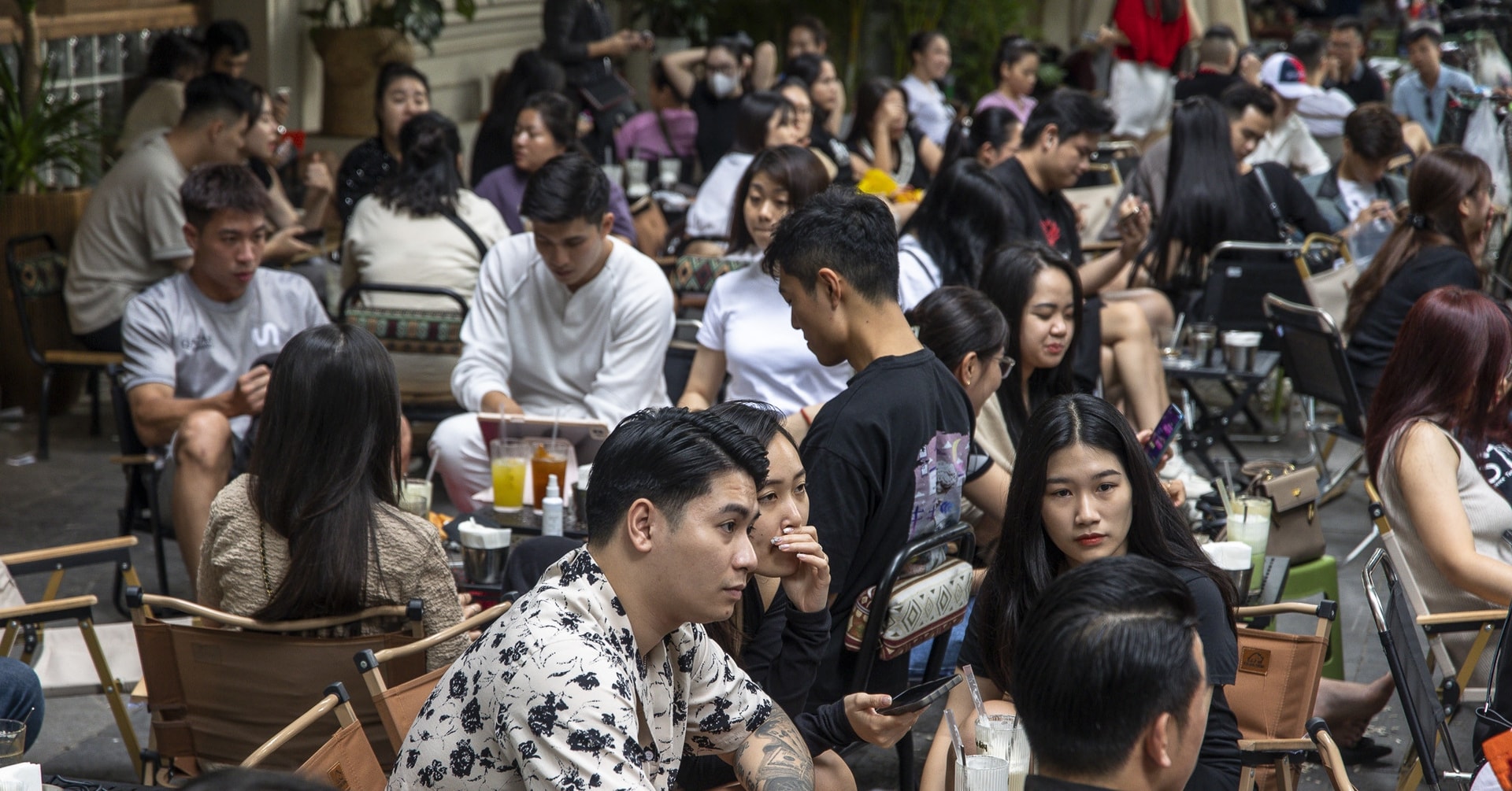 Cà phê “chém gió” trong ngày trời Hà Nội cực đẹp