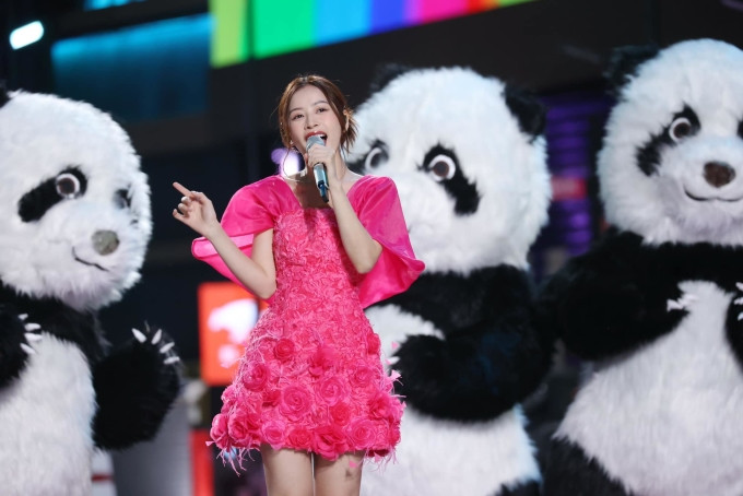 Vietnamese singer’s year-end performance stirs up Chinese fans