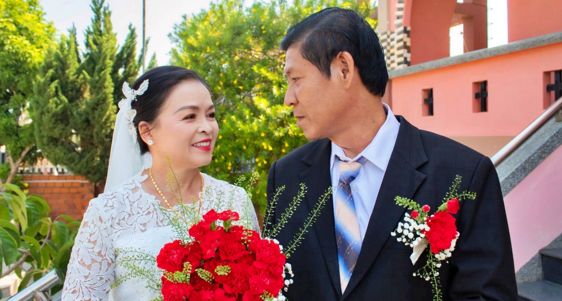 Cô dâu U60 tái hôn sau hơn 20 năm lẻ bóng, hàng xóm "tài trợ" áo cưới ...