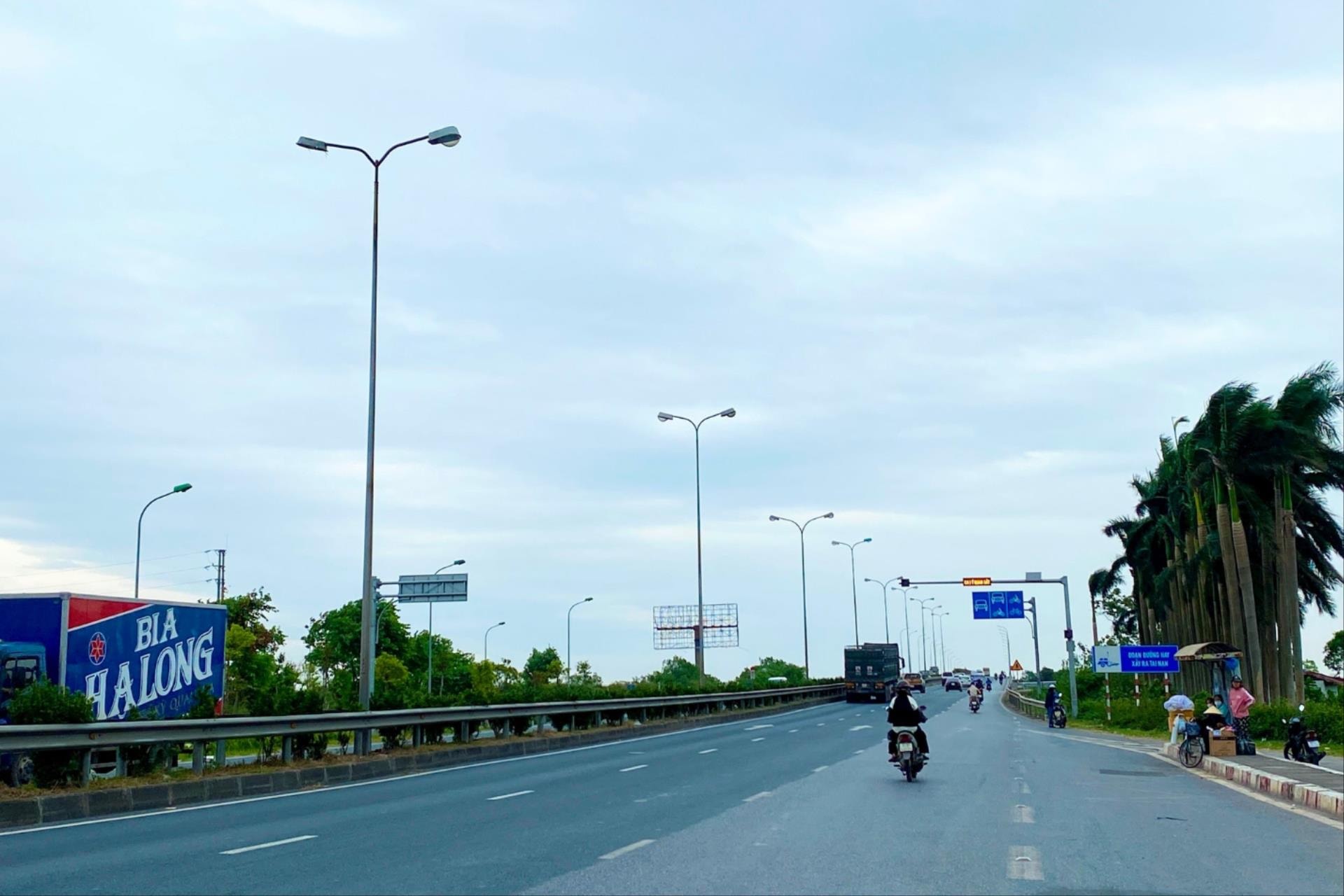 Cột đèn cao áp trên quốc lộ 5 bị nghiêng đã thẳng