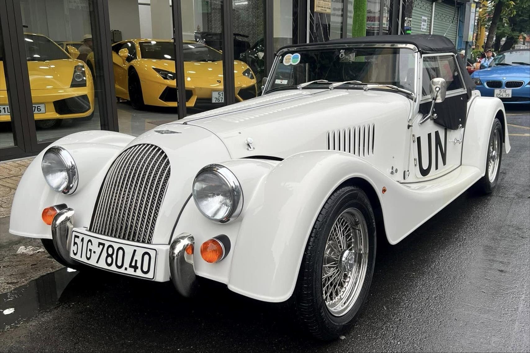 Ông Đặng Lê Nguyên Vũ lần đầu mang xe mui trần Morgan ra phố sau 10 năm ...