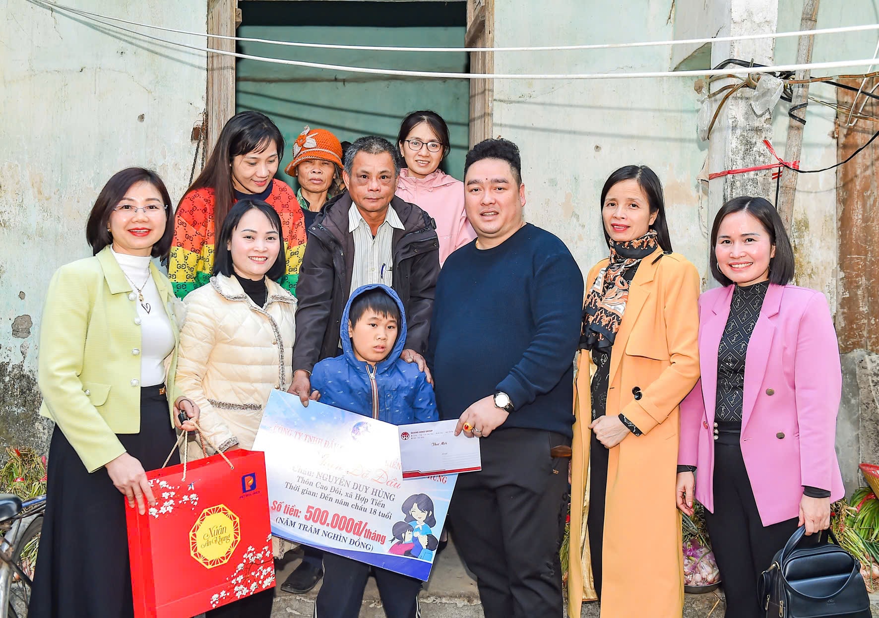 Phụ nữ Nam Sách trao tặng 1.000 suất quà cho người khó khăn dịp Tết Ất Tỵ