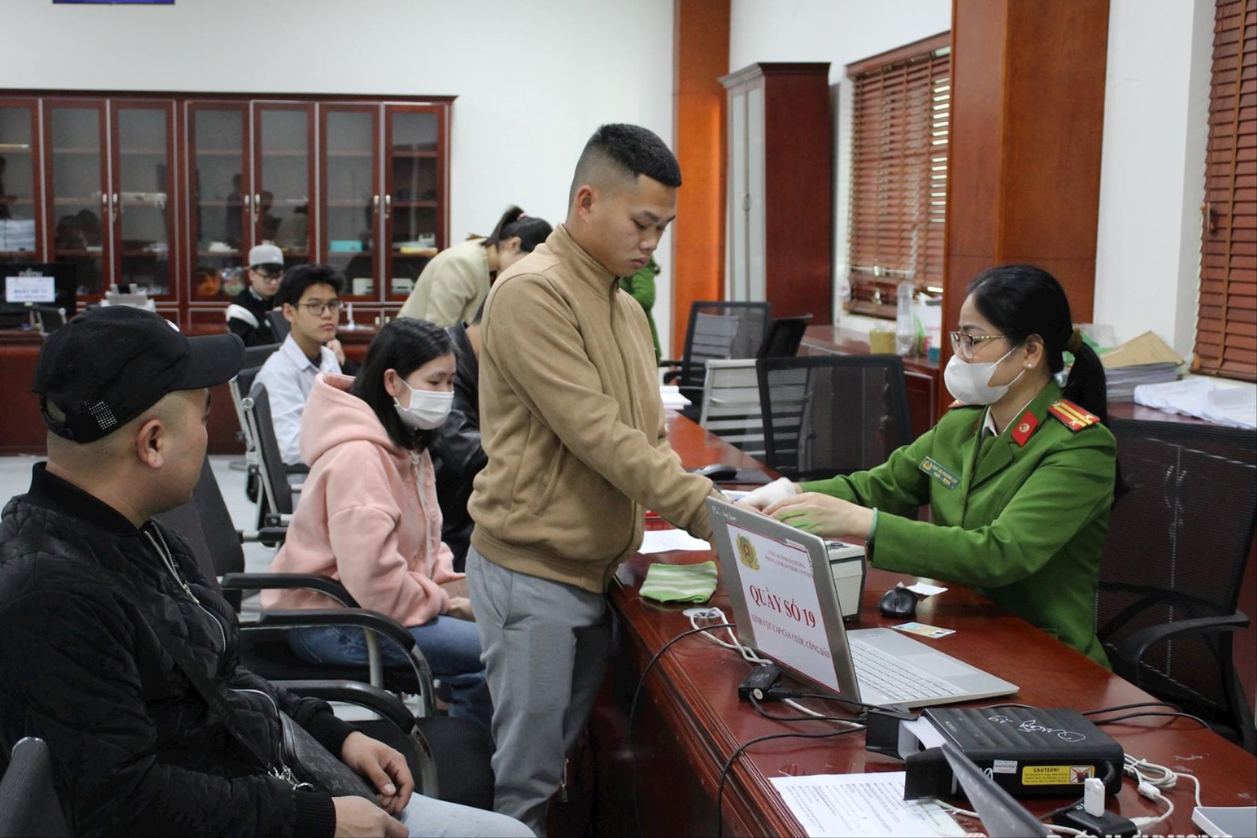 Tất bật ở Trung tâm Phục vụ hành chính công tỉnh Hải Dương những ngày đầu xuân