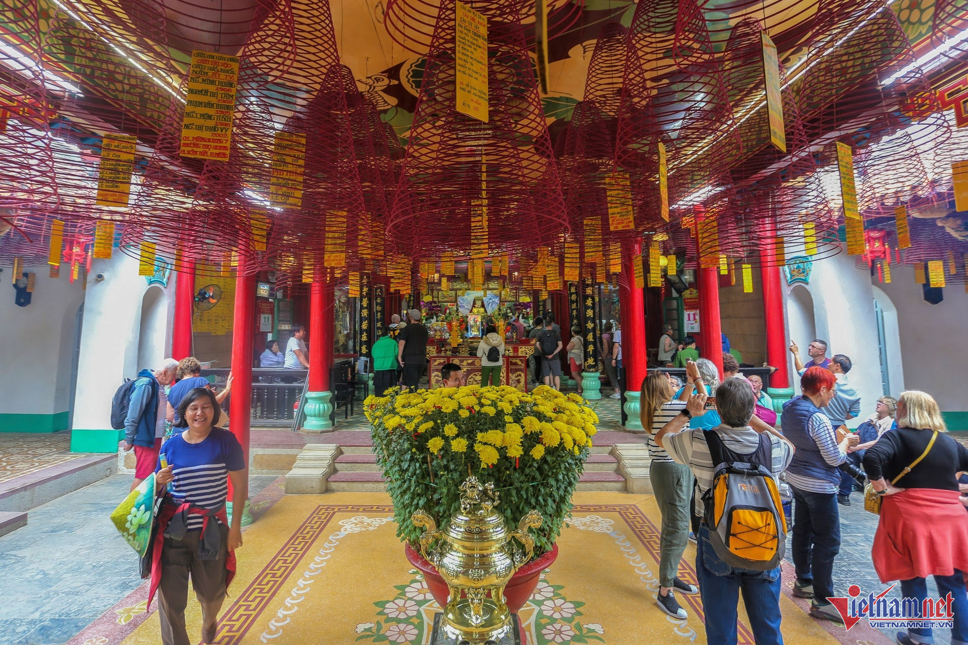 Chùa cổ hút khách nhất Hội An, treo 500 vòng hương 'khủng' cháy 30 ngày ...