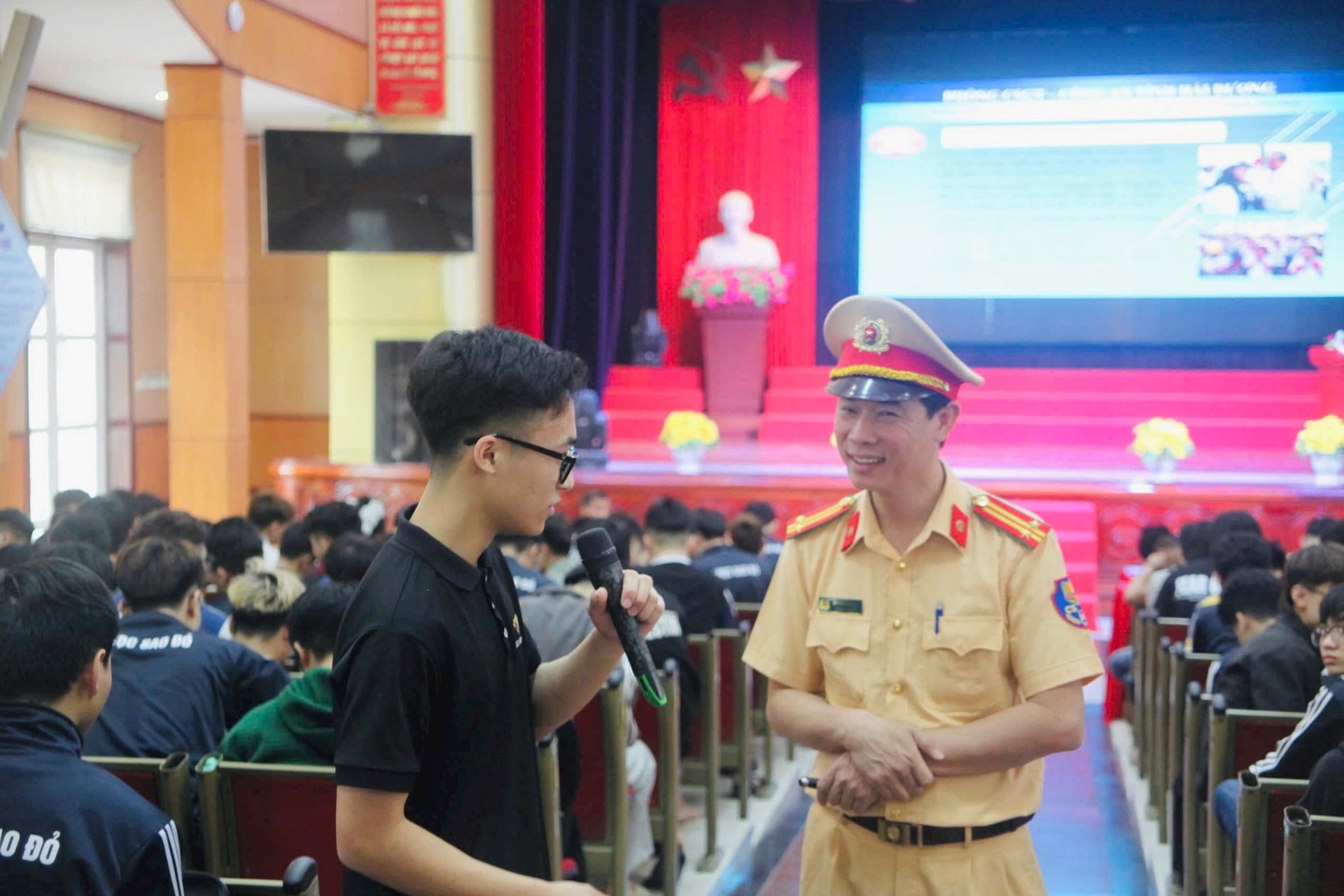 More than 500 students of Sao Do University participated in the traffic safety propaganda session.