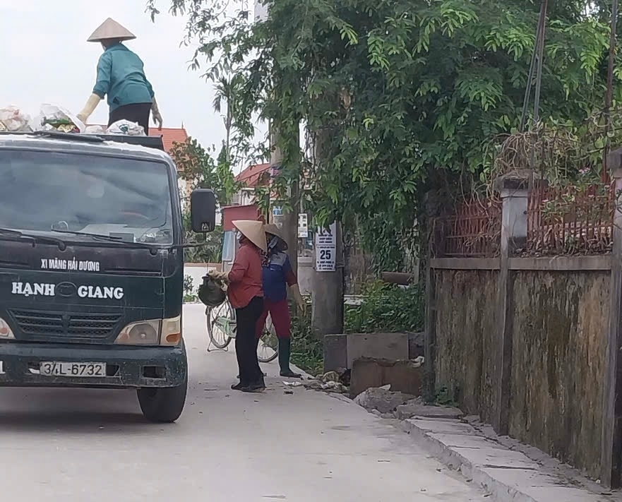 Người thu gom rác ở Kim Thành có mức lương cao nhất 9 triệu đồng