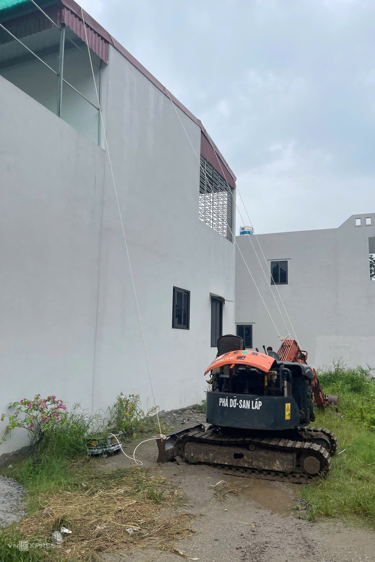 Người dân chạy đua bảo vệ tài sản trước bão số 3