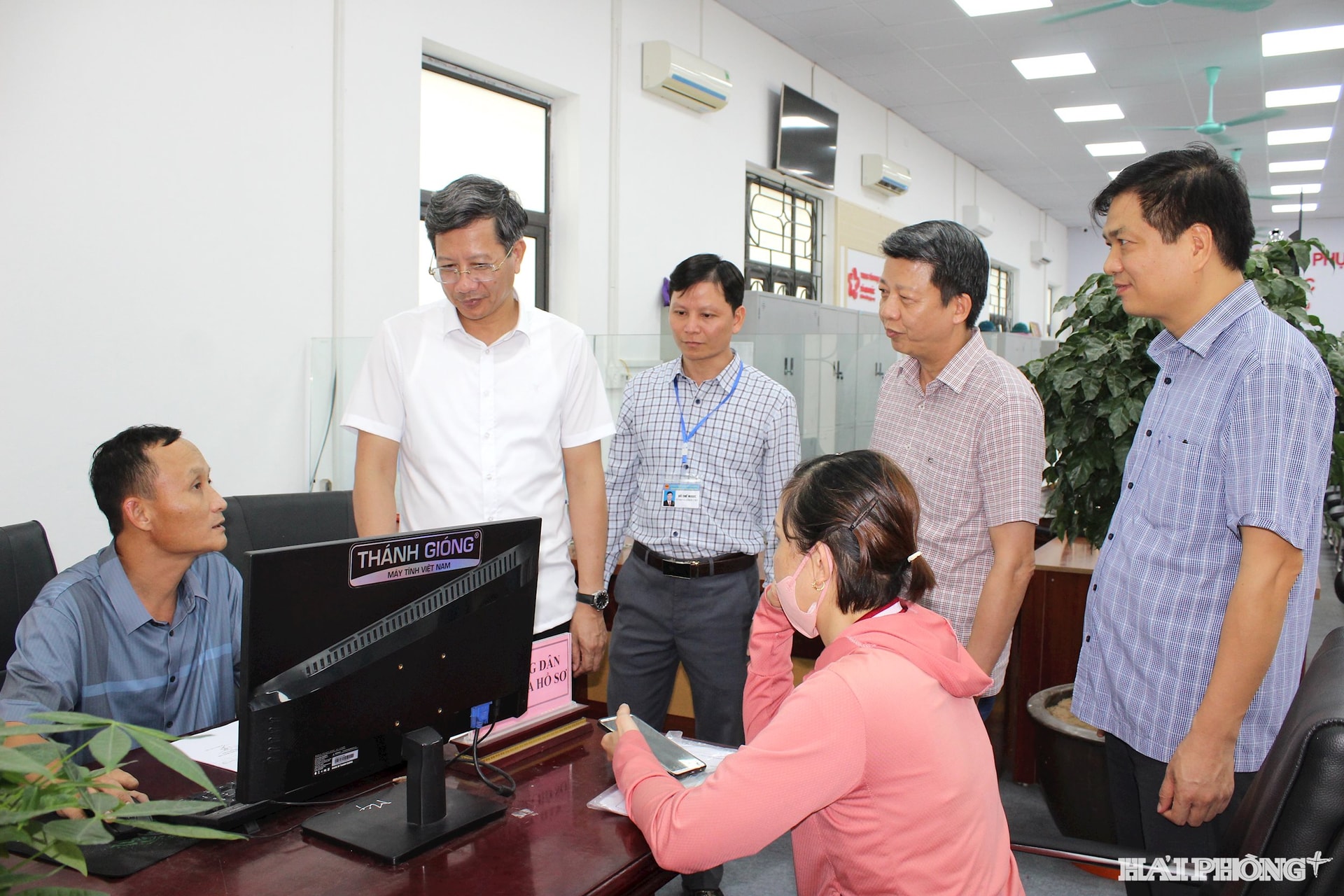 Đồng chí Lê Anh Quân kiểm tra công tác chuẩn bị tổ chức Đại hội Đảng bộ xã Gia Phúc