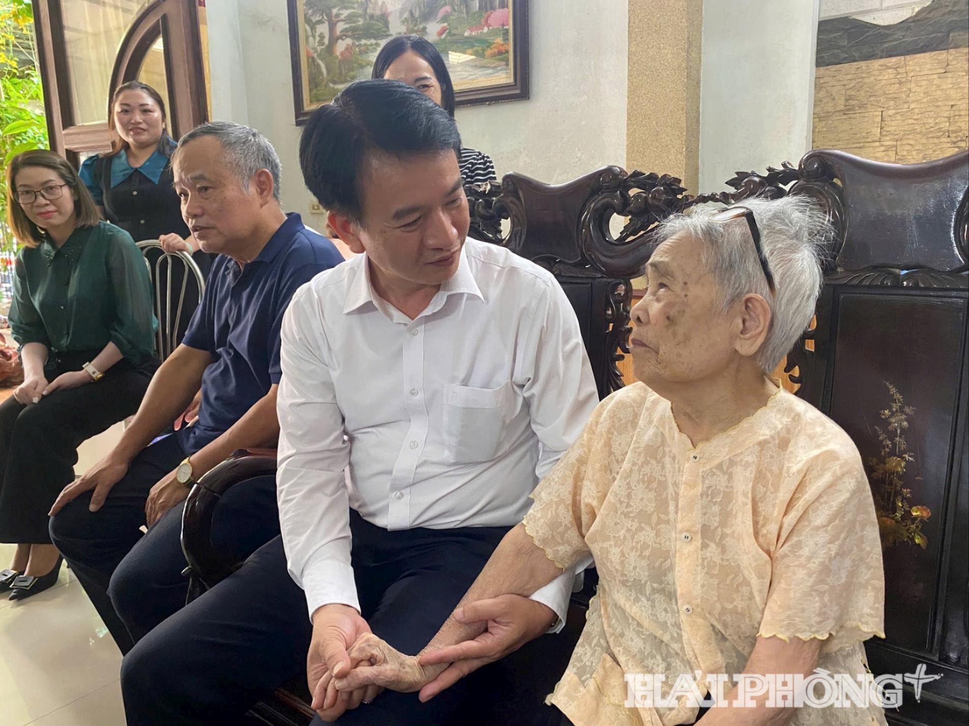 Đồng chí Nguyễn Đức Tuấn tặng quà Bà mẹ Việt Nam anh hùng