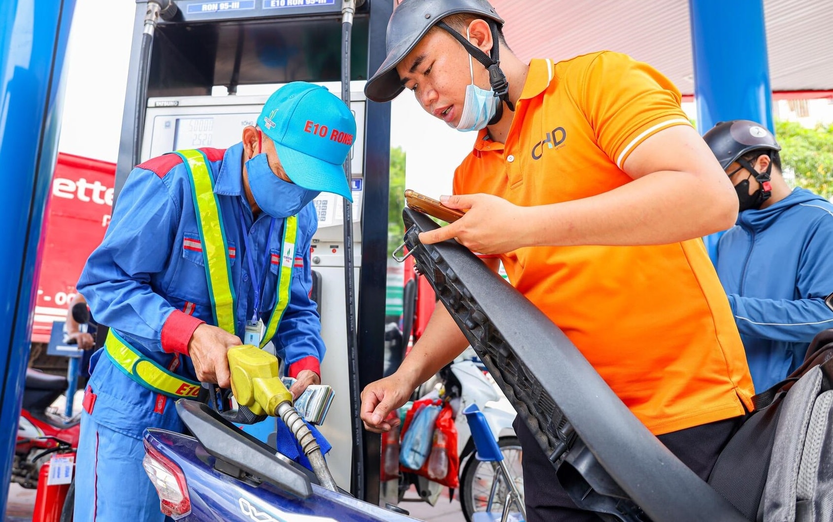 Gần 10.000 lít xăng E10 được tiêu thụ trong ngày đầu bán ở Hà Nội, Hải Phòng