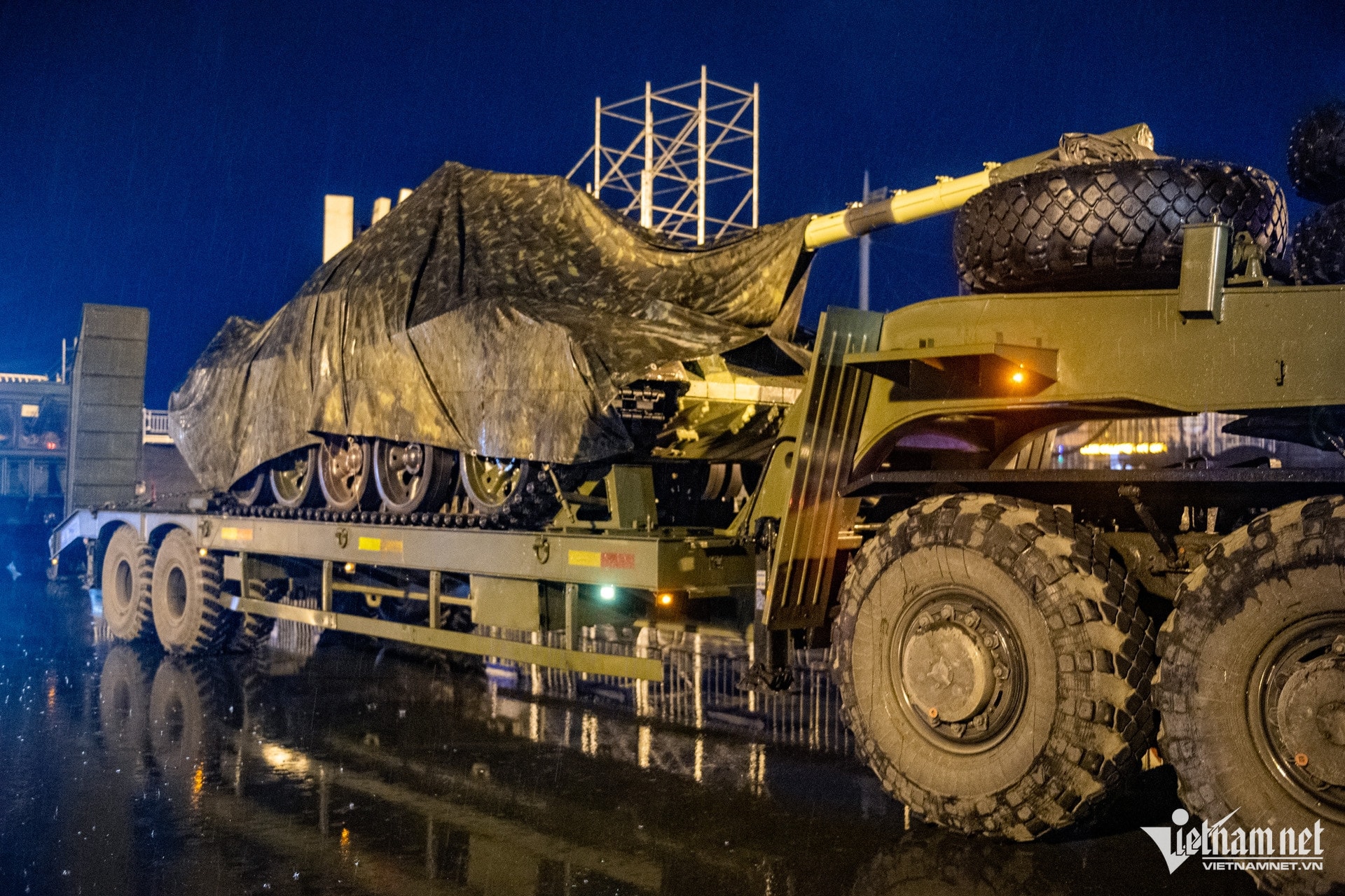 Chiêm ngưỡng dàn xe tăng, khí tài quân sự đổ về Hà Nội trước ngày diễu ...