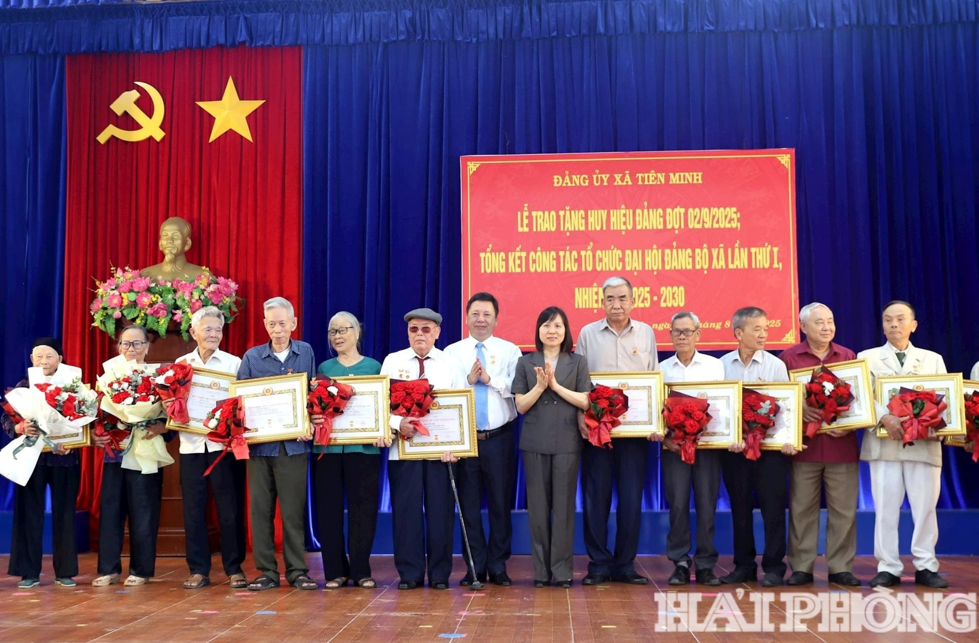 Các xã, phường Dương Kinh, Tiên Minh, Lê Chân, Hưng Đạo, Vĩnh Thịnh trao Huy hiệu Đảng cho đảng viên