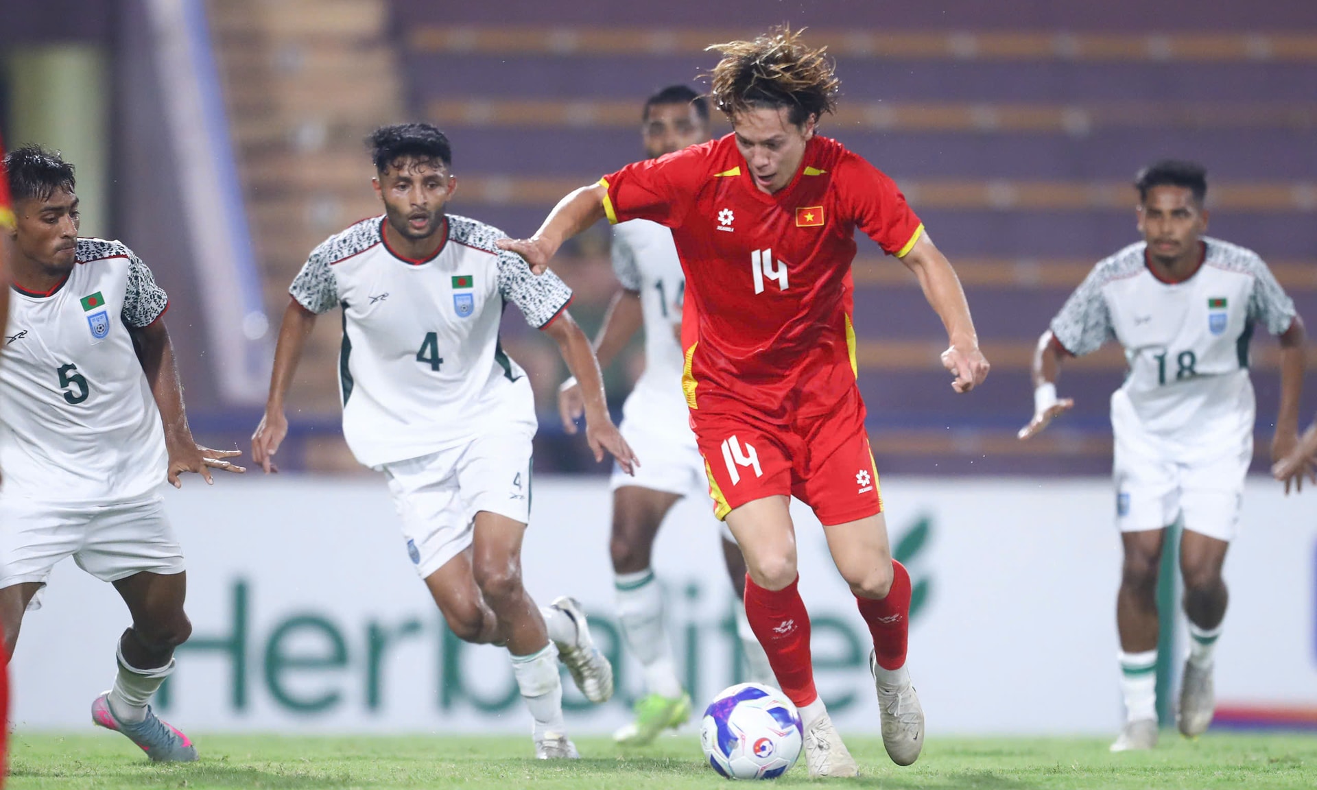 Việt kiều dự bị vào sân ghi bàn, U23 Việt Nam đánh bại U23 Bangladesh
