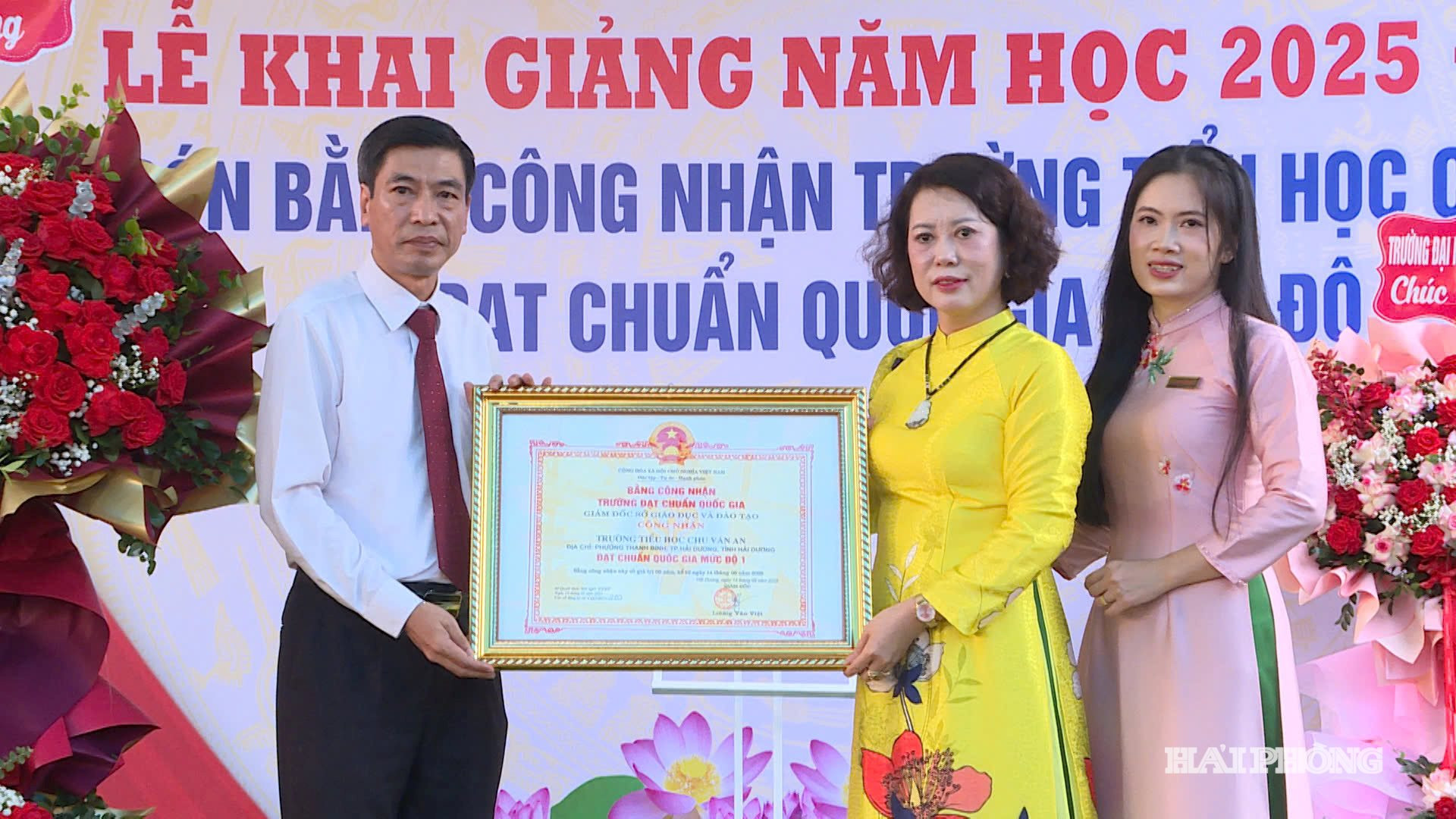 Các đồng chí lãnh đạo thành phố Hải Phòng dự, chung vui lễ khai giảng ...