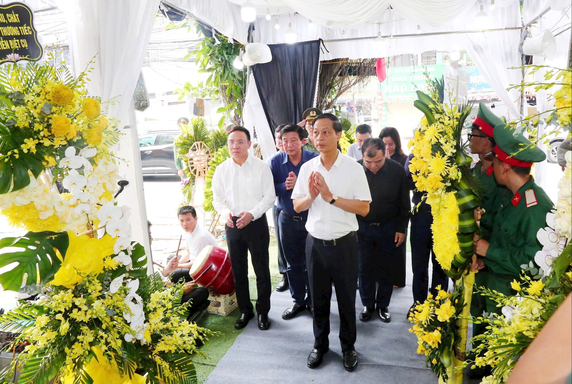 Đoàn lãnh đạo thành phố kính viếng đồng chí Nguyễn Đức Vịnh, nguyên Trưởng Ban Tuyên giáo Thành ủy