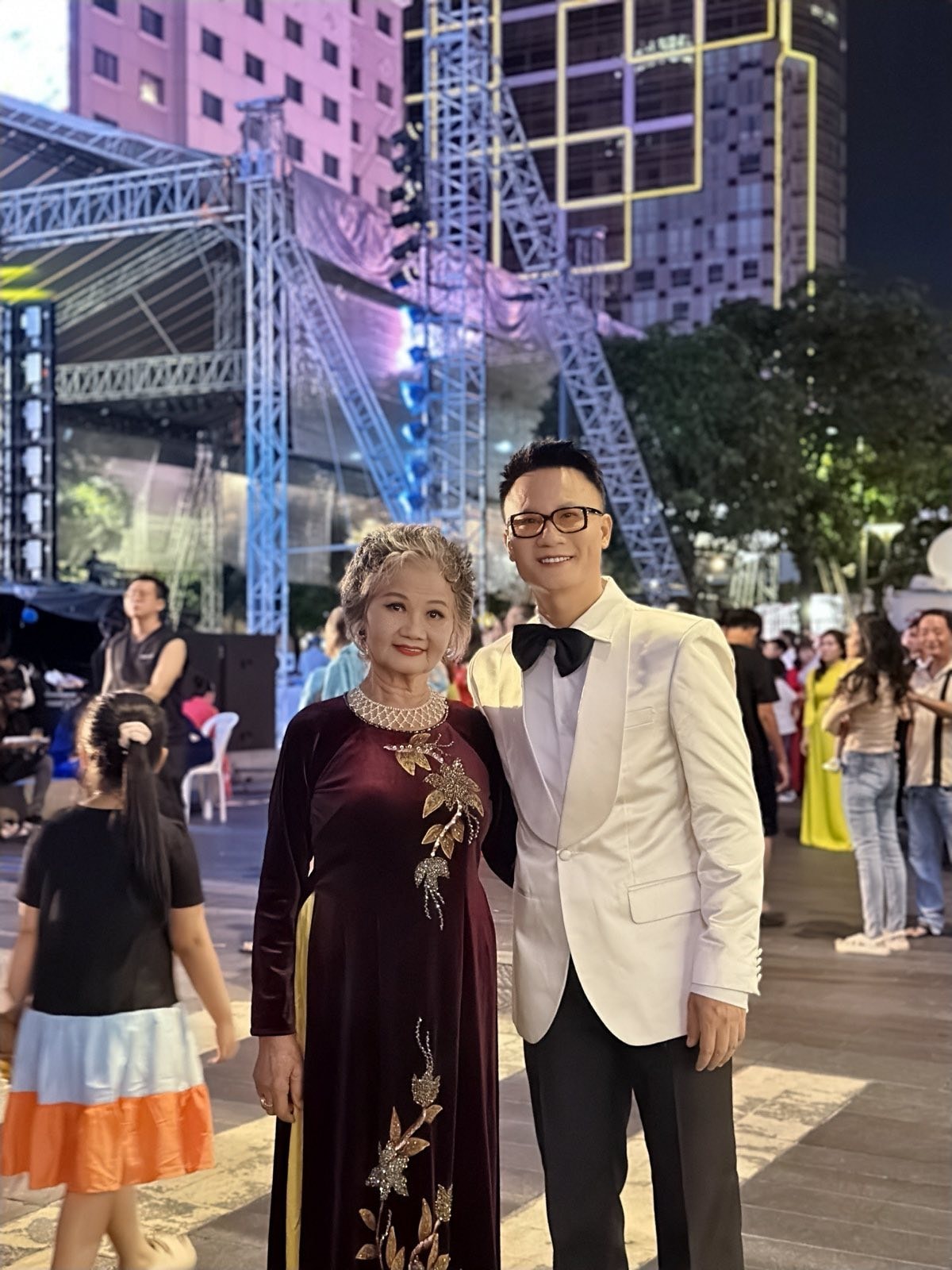 Từ năm 15 tuổi, Hoàng Bách đã 'tiên tri' về sự nổi tiếng của Trọng Tấn