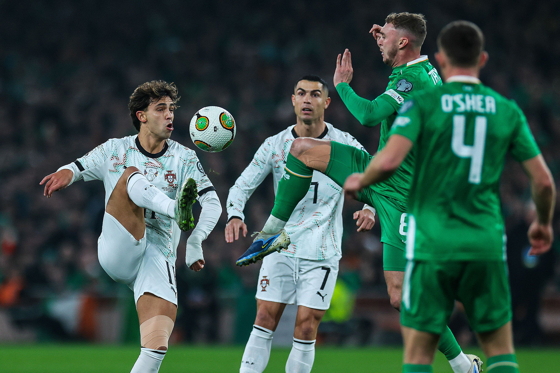 Ronaldo bị đuổi khỏi sân, Bồ Đào Nha thua sốc