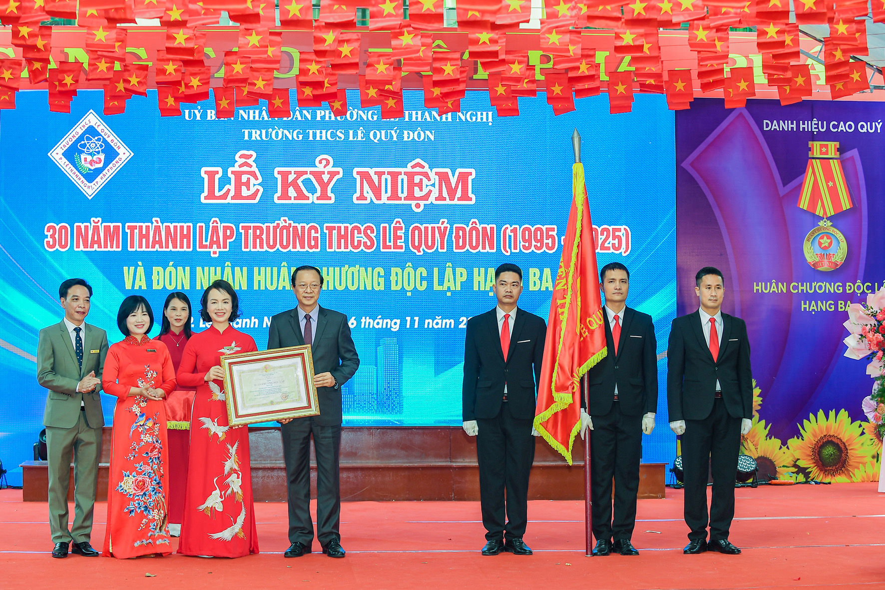 Le Quy Don Junior High School receives third-class Independence Order