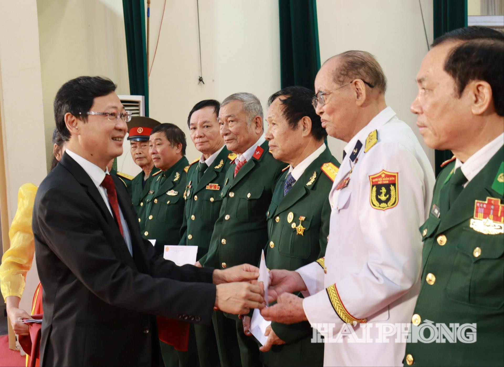 Anh hùng Lê Xuân Sênh giao lưu, kể chuyện truyền thống tại phường Nhị Chiểu