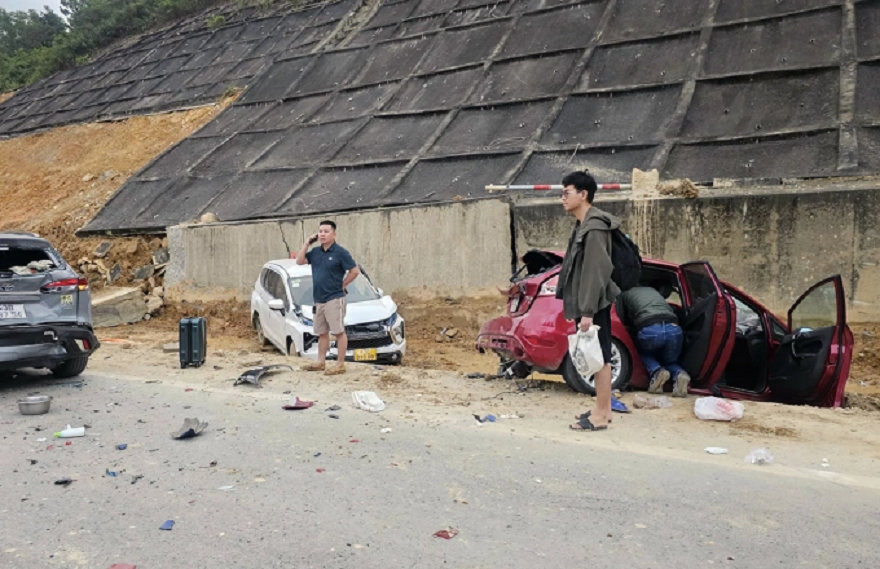 Bei einem Unfall mit mehreren Fahrzeugen auf der Straße La Son - Hoa ...