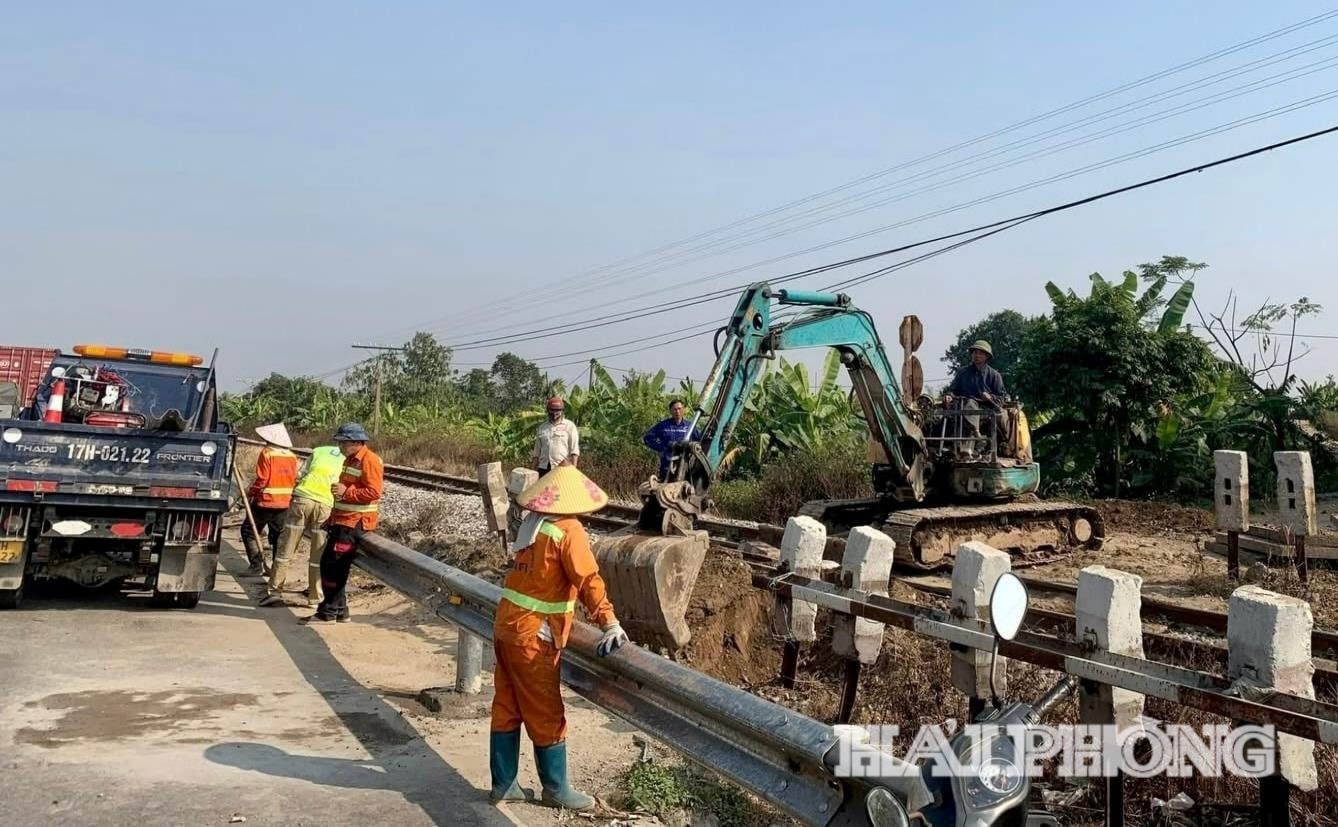 Close the access point from National Highway 5 across the railway to ...