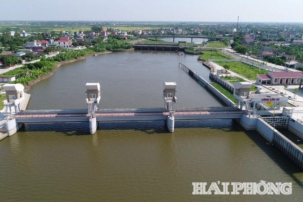Bac Hung Hai Company checks salinity levels to store water for irrigation.