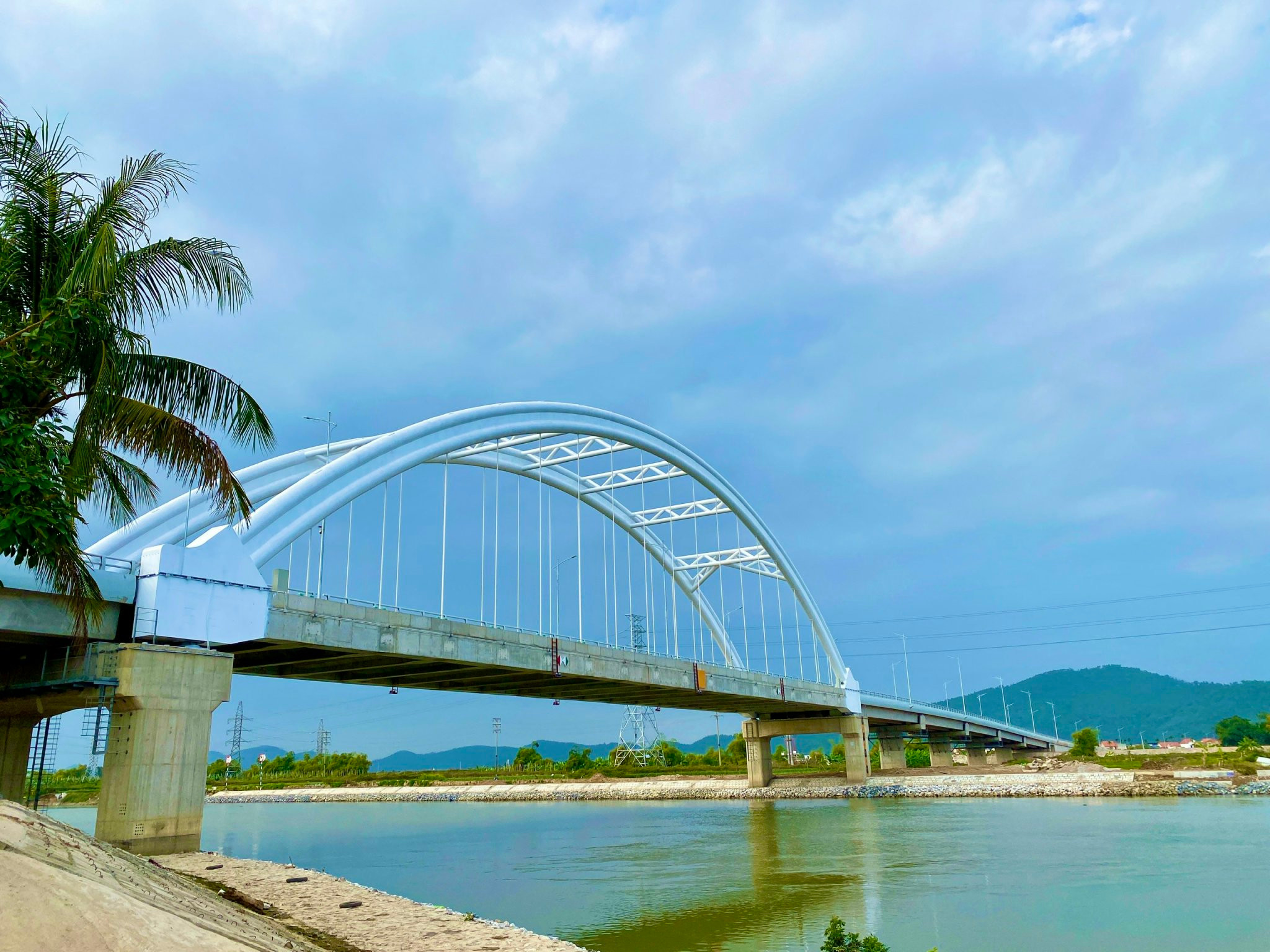 Niềm vui đôi bờ cầu vượt sông Kinh Môn
