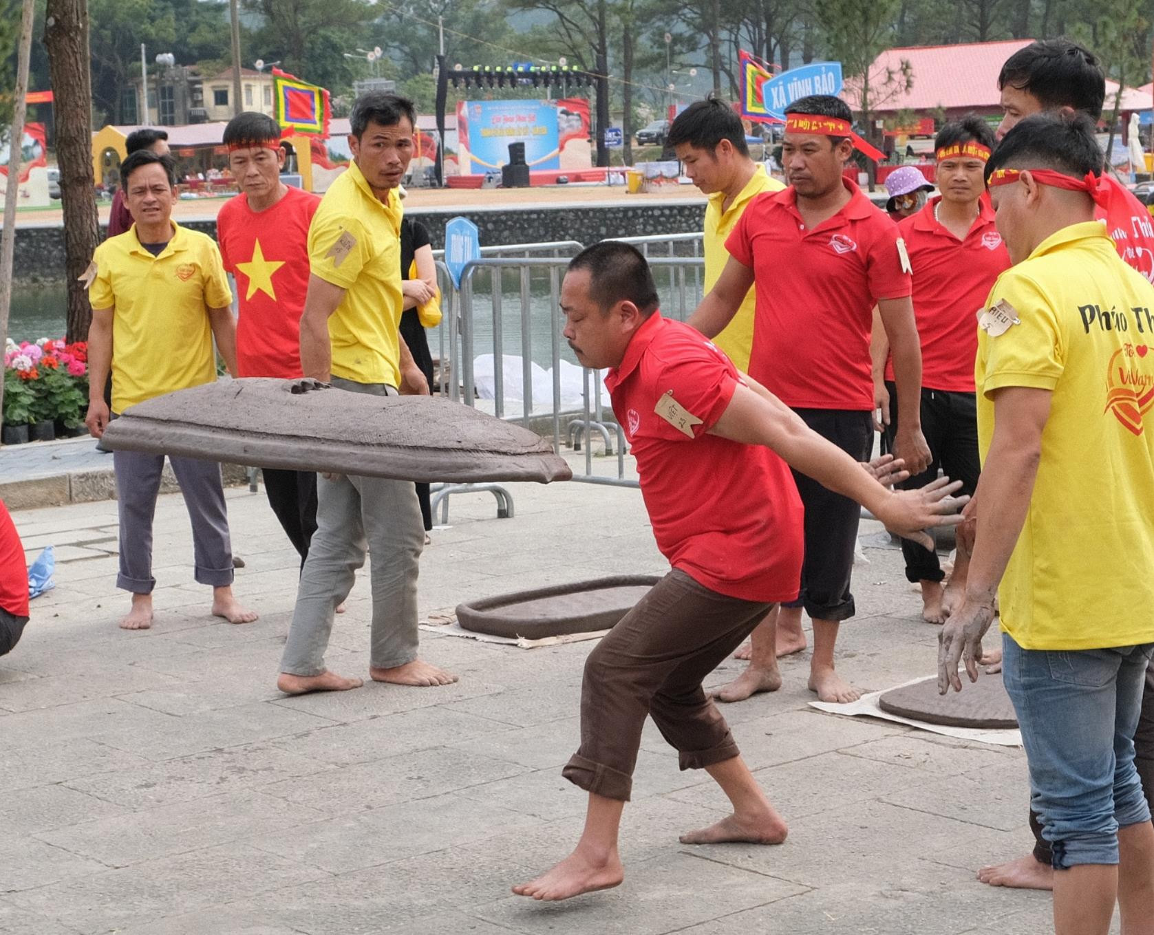 Pháo đất vang rền ở Lễ hội mùa xuân Côn Sơn - Kiếp Bạc