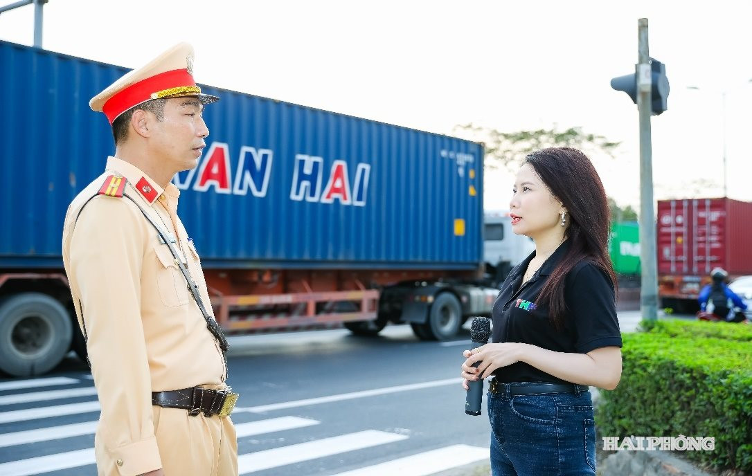FM 102.2 MHz connects listeners for traffic safety.
