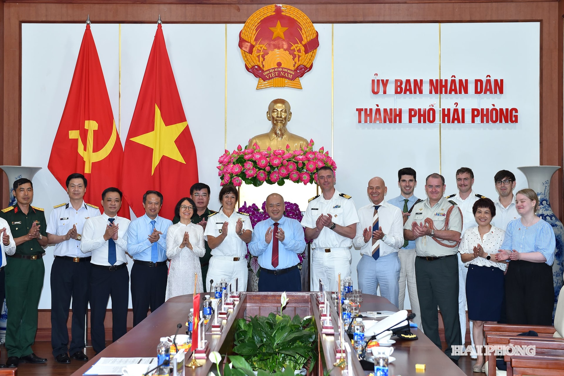 Đồng chí Chủ tịch UBND thành phố Đỗ Thành Trung tiếp phái đoàn tàu Hải ...