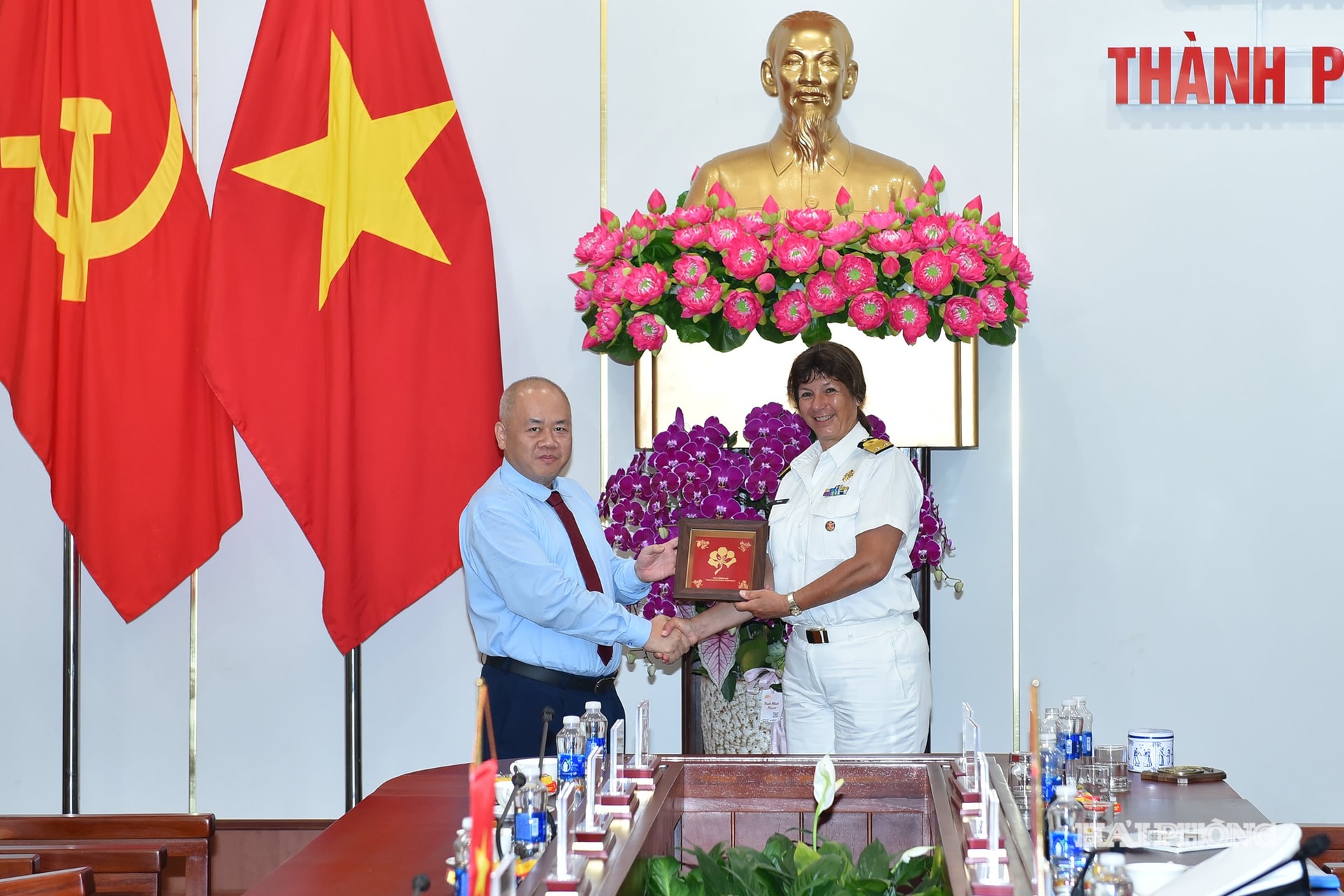 Đồng chí Chủ tịch UBND thành phố Đỗ Thành Trung tiếp phái đoàn tàu Hải ...