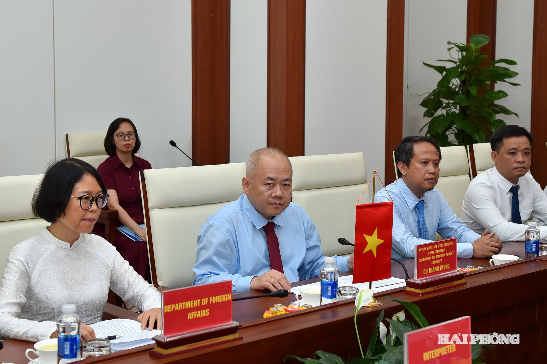 Đồng chí Chủ tịch UBND thành phố Đỗ Thành Trung tiếp phái đoàn tàu Hải ...