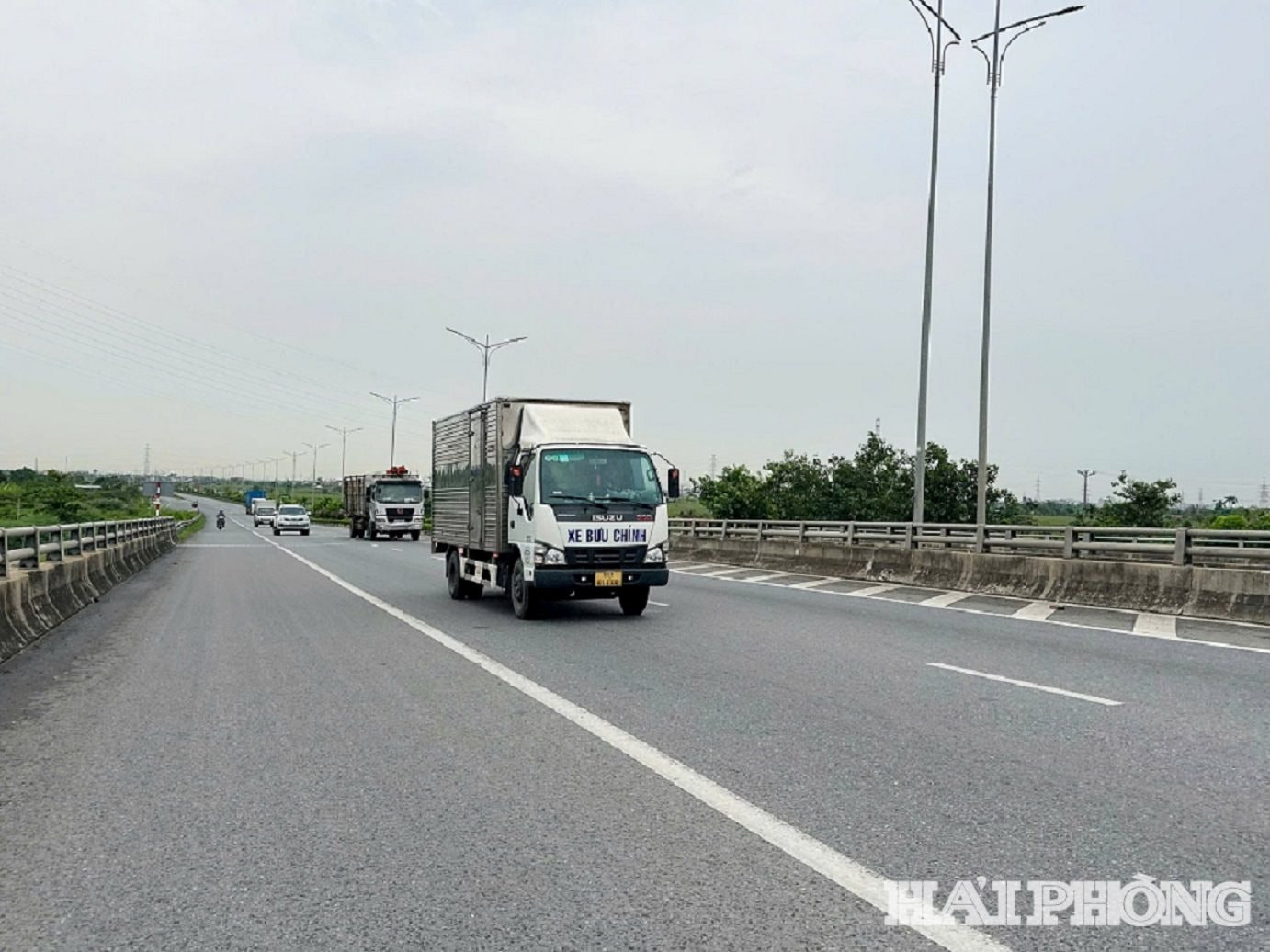 Phân luồng phục vụ thi công hầm chui nút giao gầm cầu Lãm Khê từ ngày 23/6.